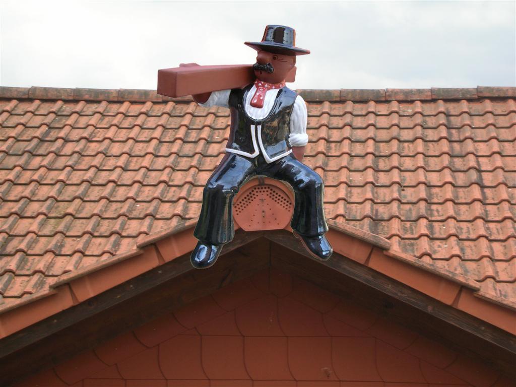 Zimmermann sitzend naturgetreu glasiert – Dachschmuckfiguren